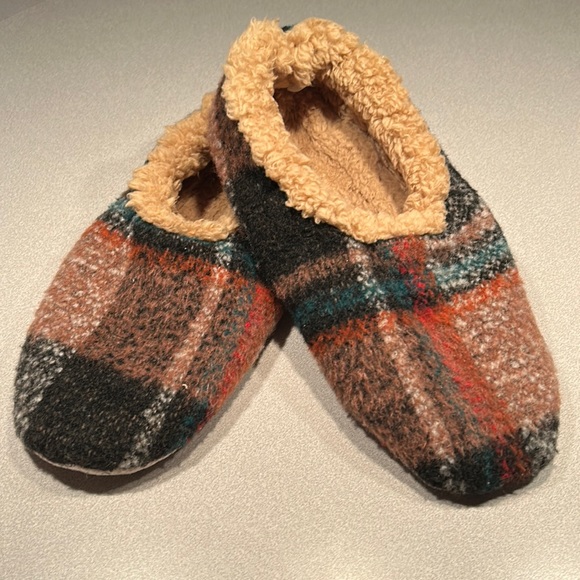 Snoozies | Shoes | Mens Snoozies Soft Fluff Slippers | Poshmark